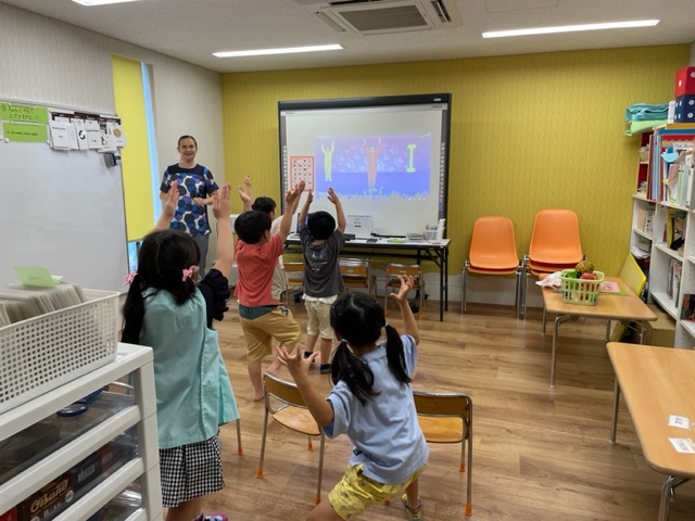 年長クラスアルファベットダンス！ | ニュース・メディア掲載 | 子ども英語教育センター(CLEC)｜文京学院大学 - 東京都・埼玉県